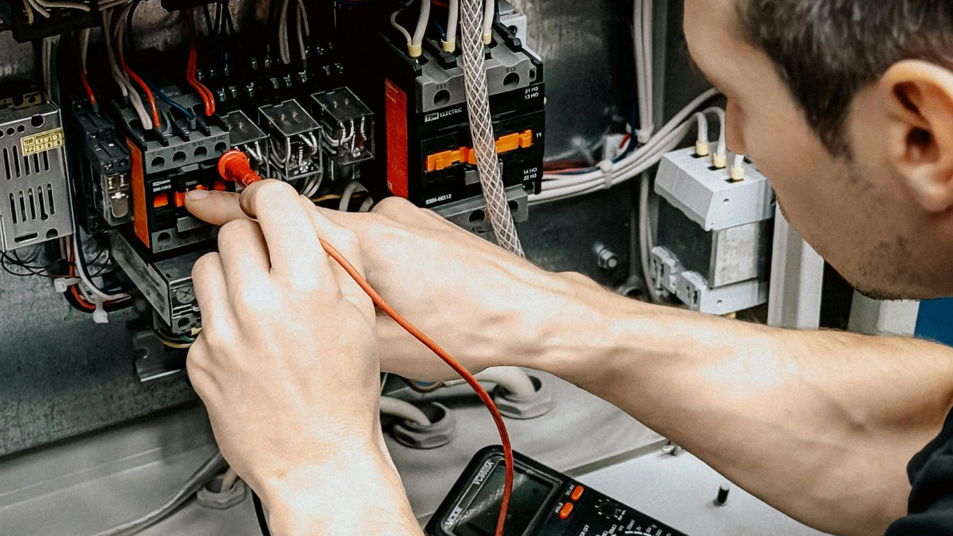 GPS Tracking Systems for Electrician Vans